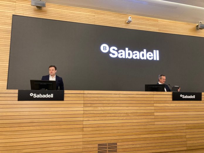 Ni la recompra de acciones logra disipar las dudas sobre Banco Sabadell